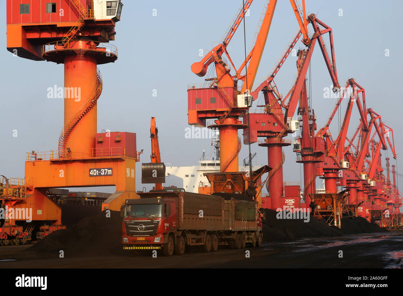 Greifer kran hafen -Fotos und -Bildmaterial in hoher Auflösung - Seite ...