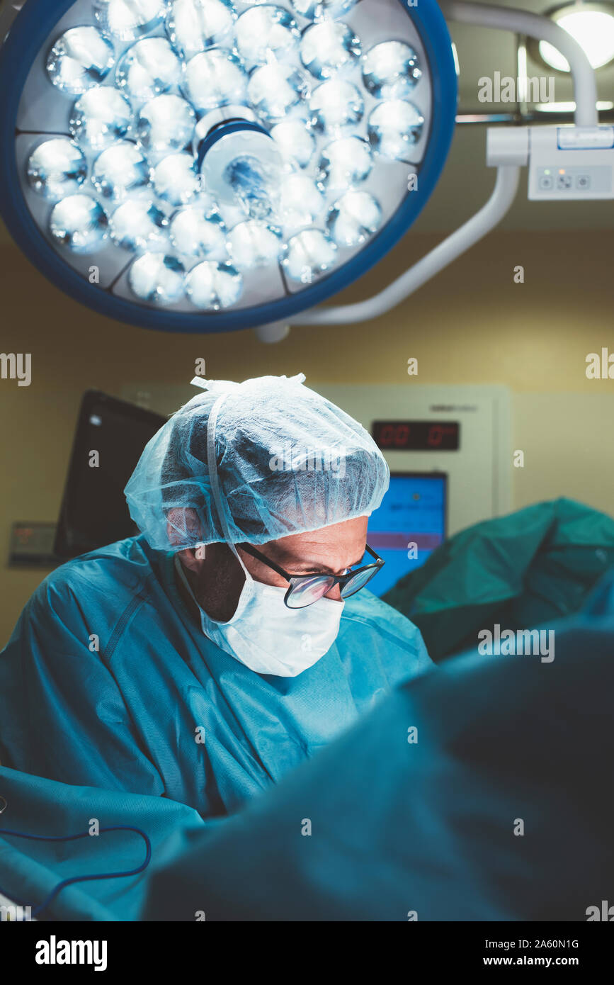 Chirurg tisch -Fotos und -Bildmaterial in hoher Auflösung – Alamy