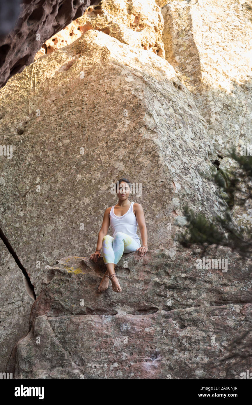 Auf dem felsen sitzen -Fotos und -Bildmaterial in hoher Auflösung – Alamy