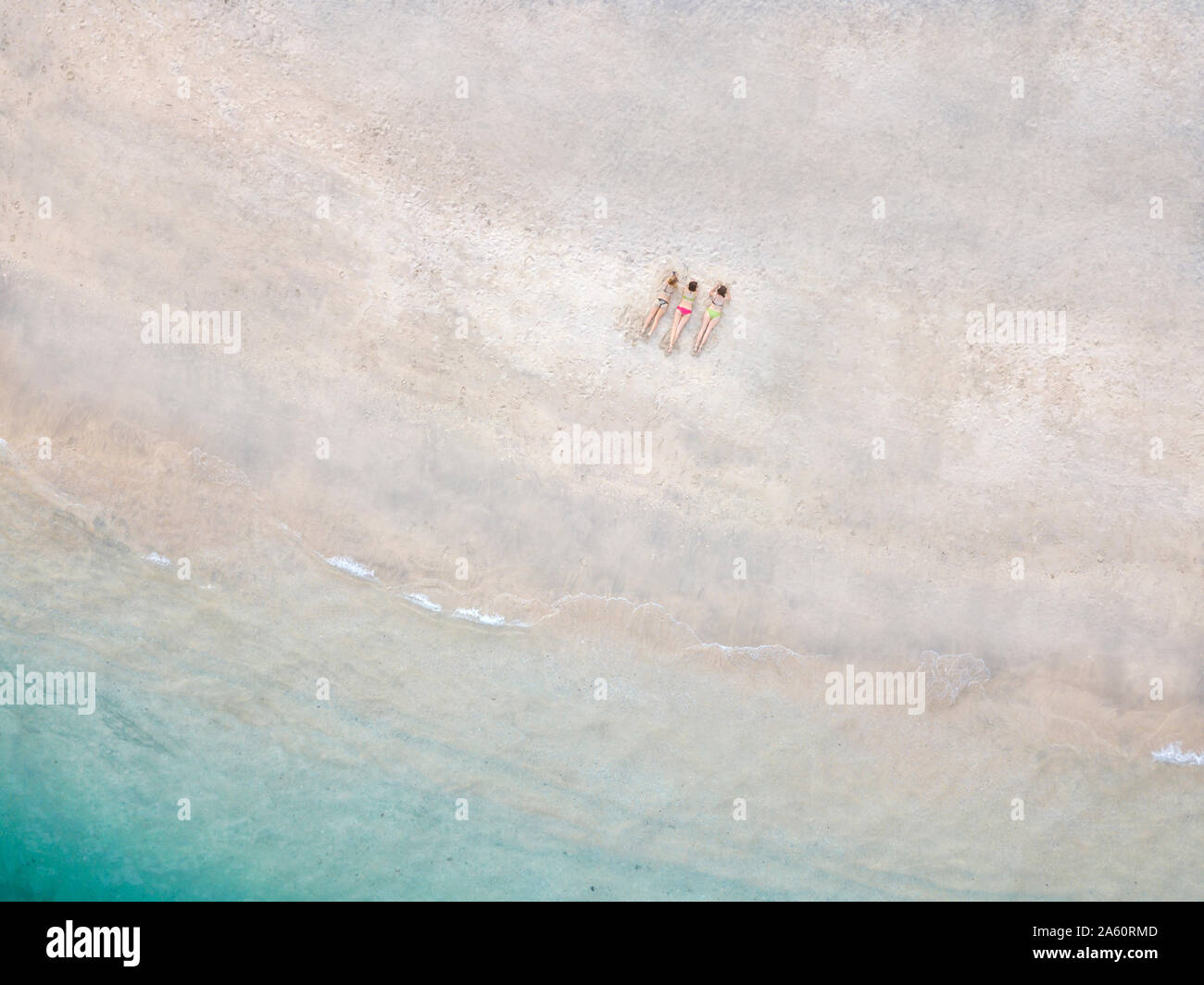 Luftbild Von Jungen Frauen Am Strand Liegen Stockfotos und -bilder ...