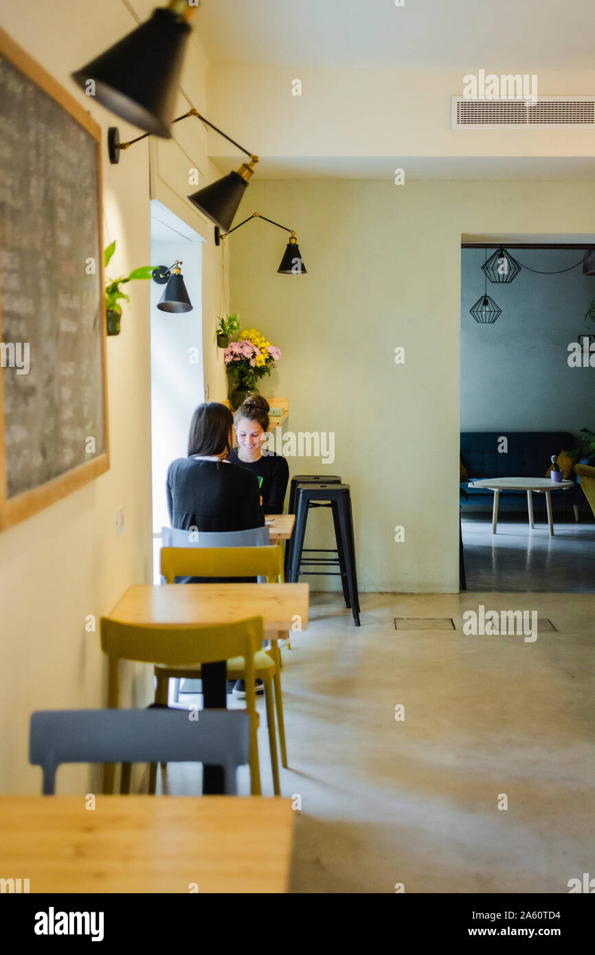 Zwei Junge Frauen Sitzen Im Cafe Fotos Und Bildmaterial In Hoher