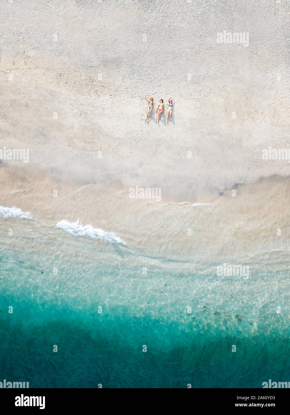 Luftbild Von Jungen Frauen Am Strand Liegen Stockfotos und -bilder ...