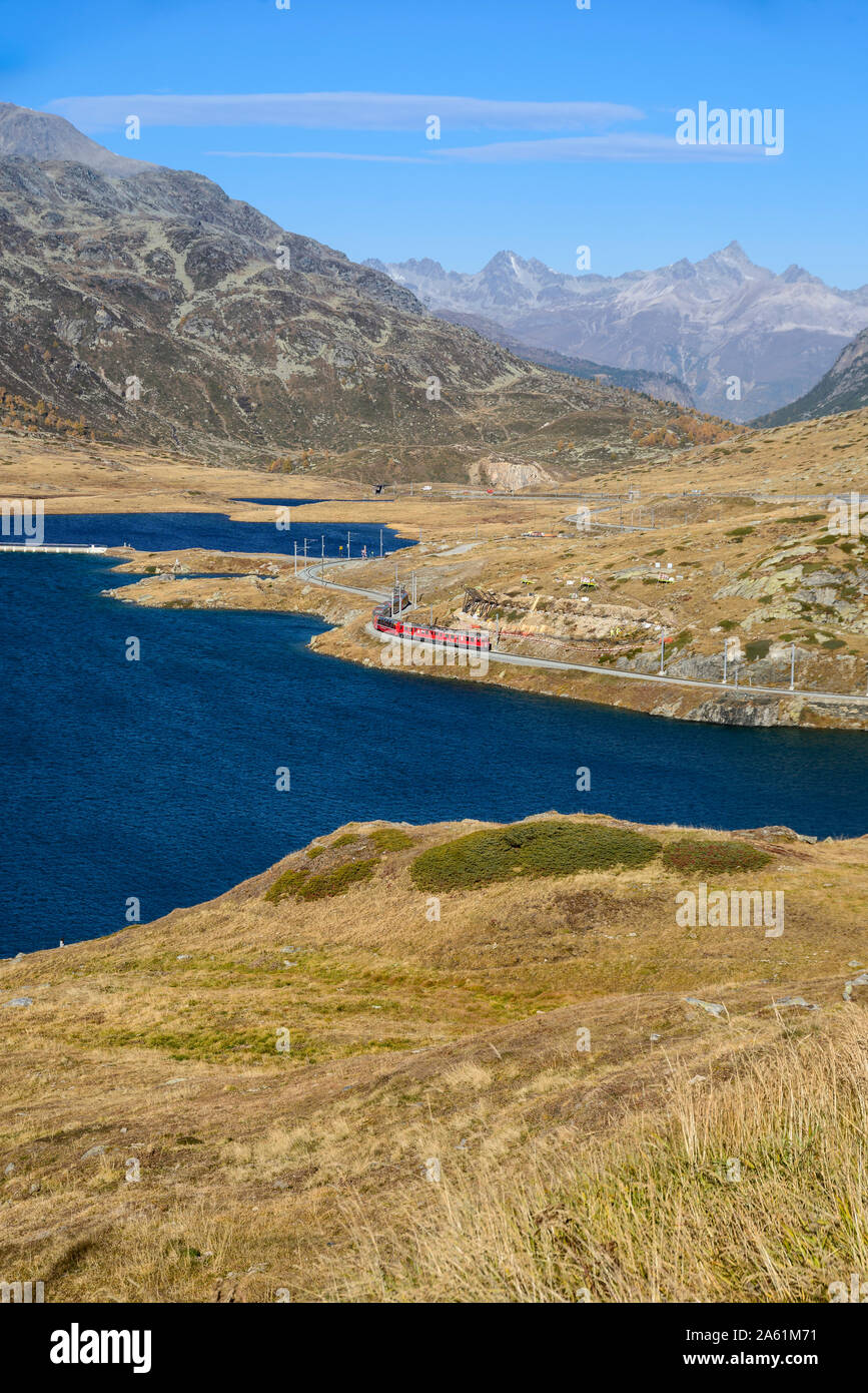 Bernina Express am Berninapass, Lago Bianco, Graubünden, Schweiz ...