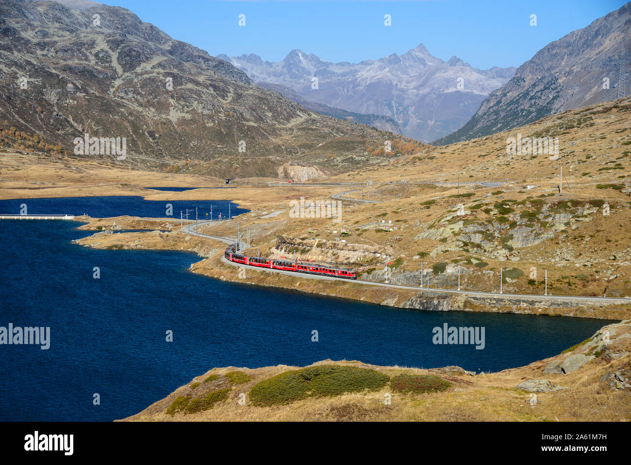 Bernina Express am Berninapass, Lago Bianco, Graubünden, Schweiz ...