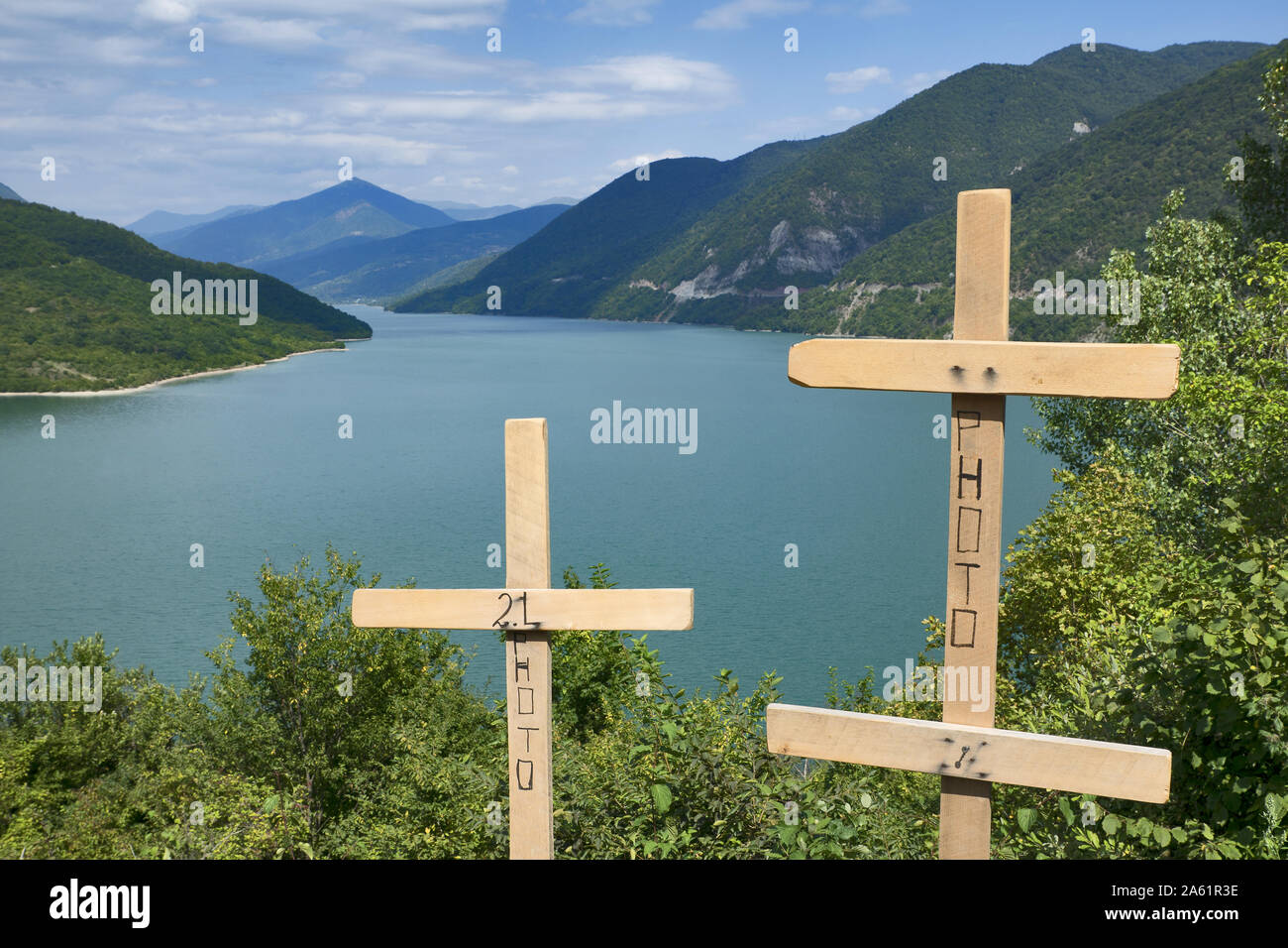 Georgien, Kaukasus: Enguri Dam - Holzkreuz "Foto"-Beschriftung ...