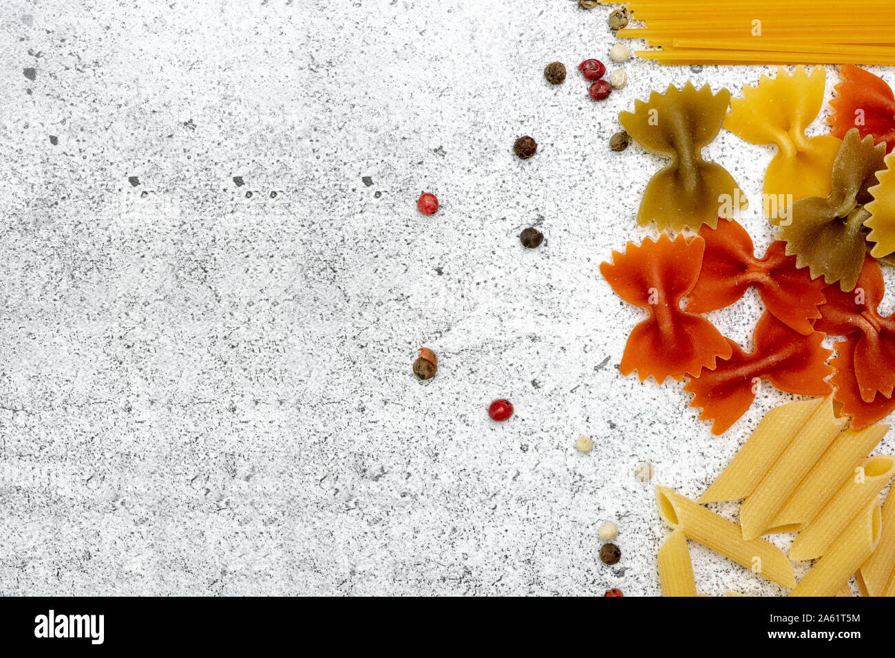 Arten von Teigwaren. Pasta penne, Farfalle, Spaghetti und bunte Erbsen ...