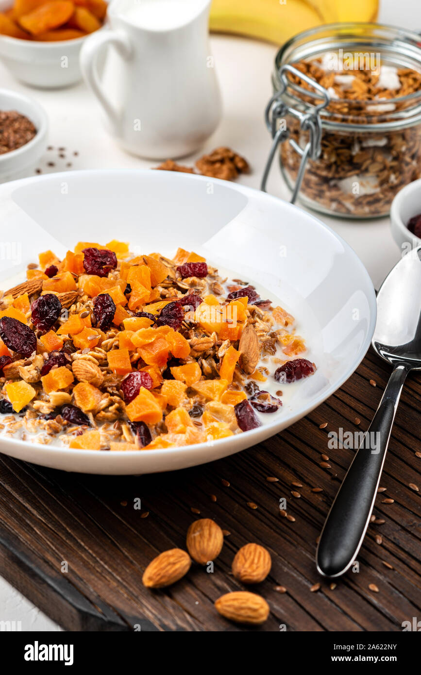 Gesundes Frühstück. Müsli Müsli mit Milch, getrocknete Aprikosen ...