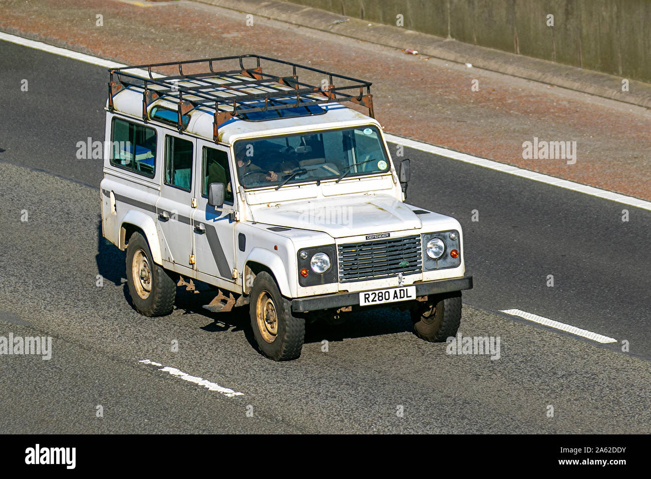 White landrover defender 110 -Fotos und -Bildmaterial in hoher ...