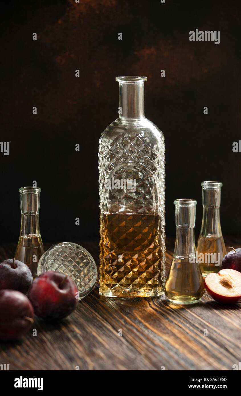 Flasche Auf Einem Tisch Stockfotos und -bilder Kaufen - Alamy