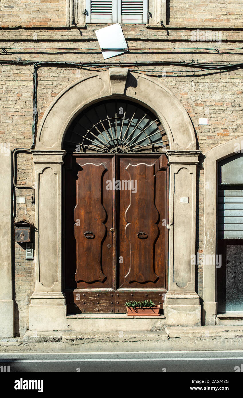 Rundbogen verzierung -Fotos und -Bildmaterial in hoher Auflösung – Alamy