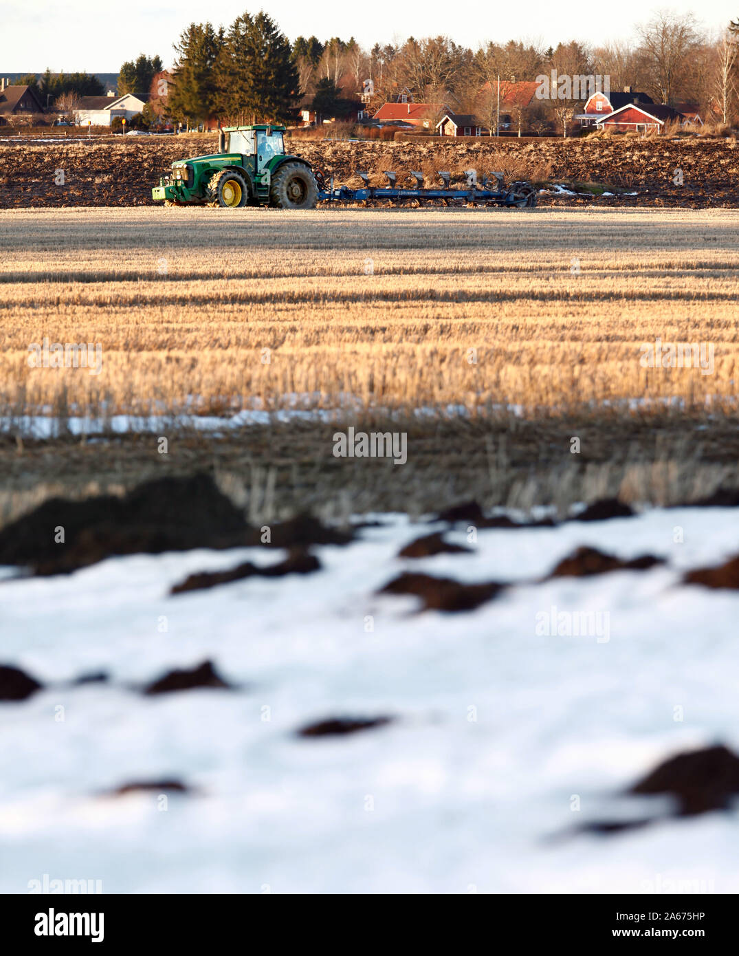 Ein Bauer sein Feld pflügen am 2. Januar. Er ist früh oder spät, das ...