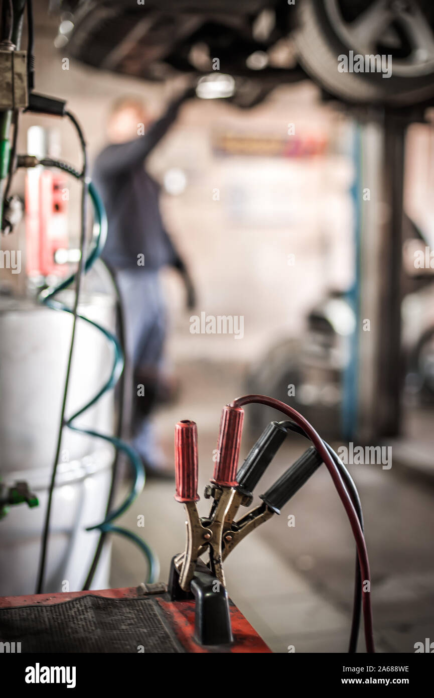 Master Automechaniker Werkstatt Service Techniker prüfen Zustand unter ...