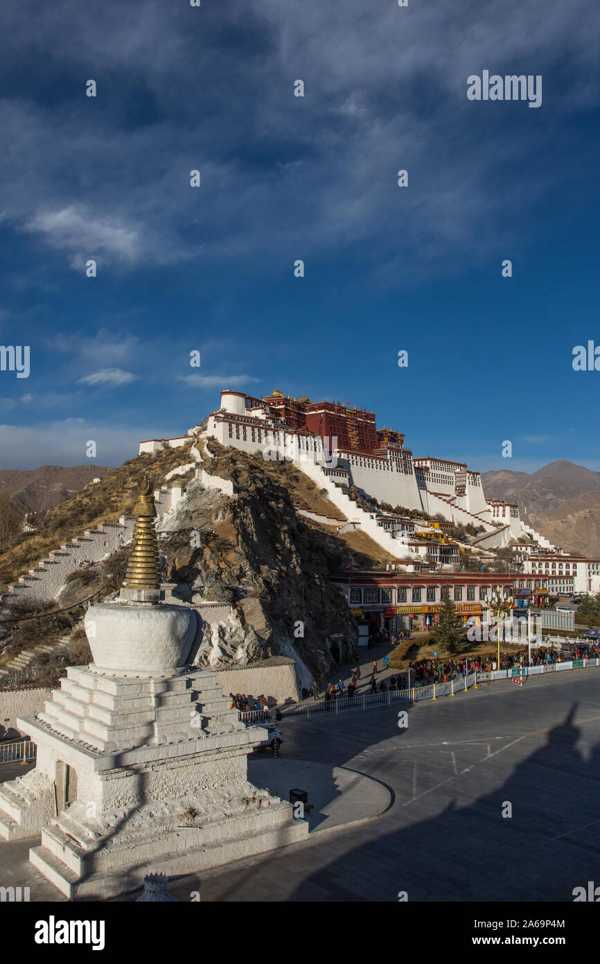 Westtor pardo kaling chorten -Fotos und -Bildmaterial in hoher ...