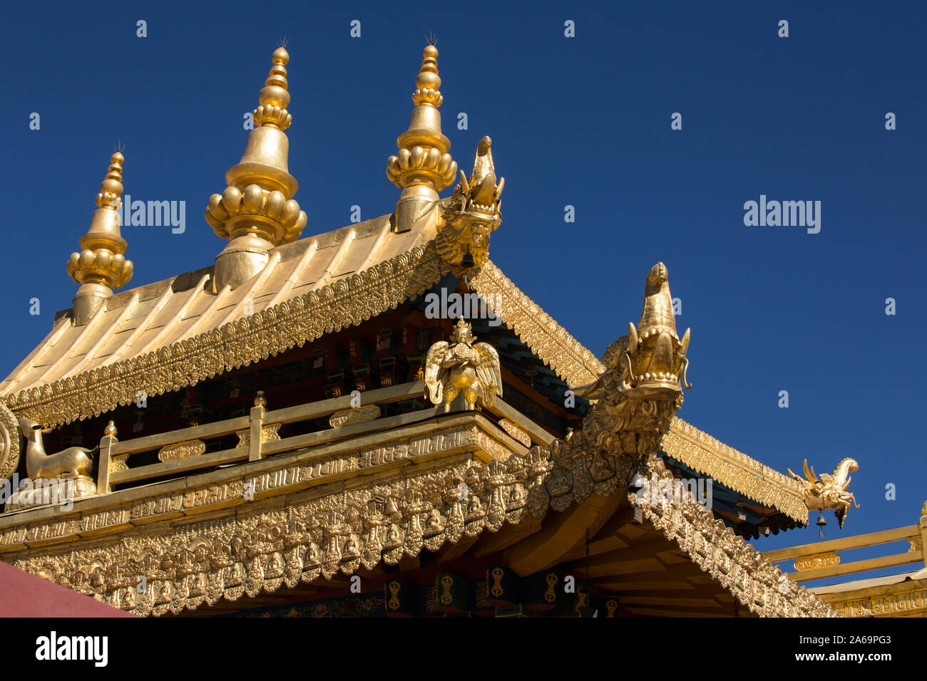 Architektonischen Details und die vergoldeten Dach und Garuda und ...