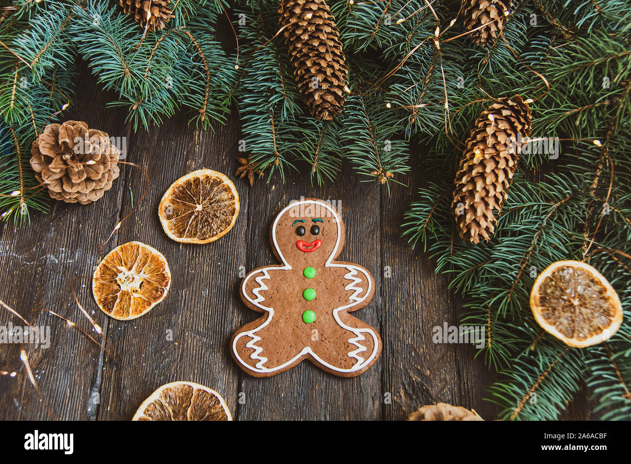 Lebkuchen Männer Festlegung auf Holz Hintergrund. Weihnachten oder ... Lebkuchen Männer Festlegung auf Holz Hintergrund. Weihnachten oder ...