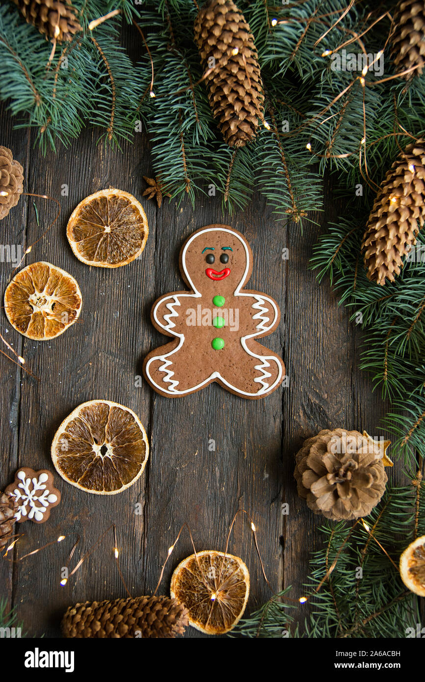 Lebkuchen Männer Festlegung auf Holz Hintergrund. Weihnachten oder ... Lebkuchen Männer Festlegung auf Holz Hintergrund. Weihnachten oder ...