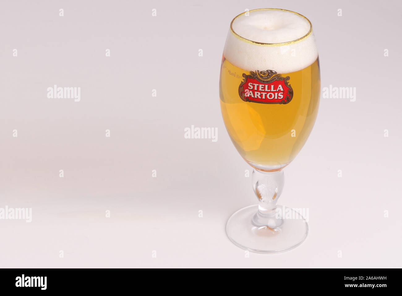 Stella artois in einem glas -Fotos und -Bildmaterial in hoher Auflösung ...