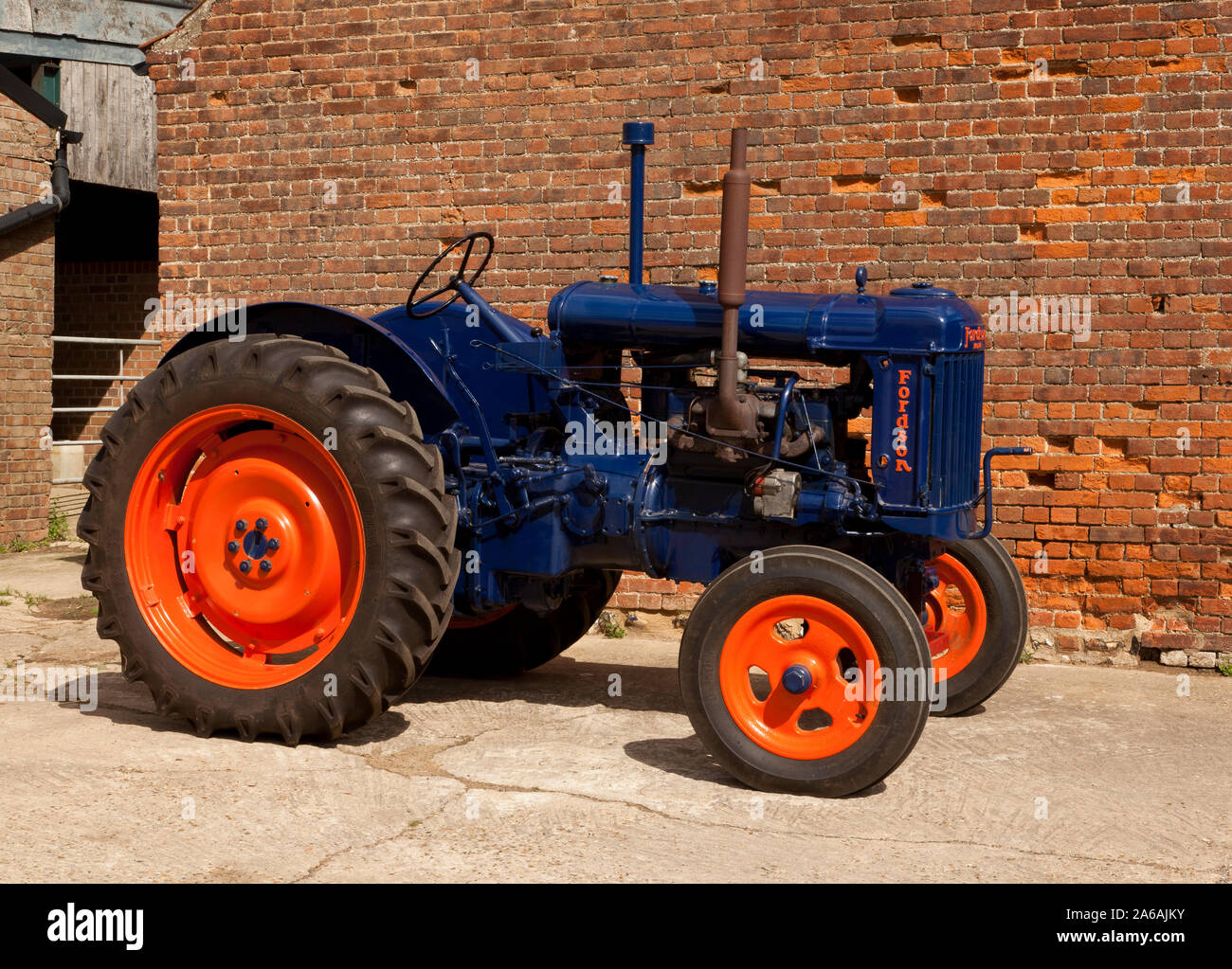 Oldtimer-Traktor Fordson E27N Stockfotografie - Alamy