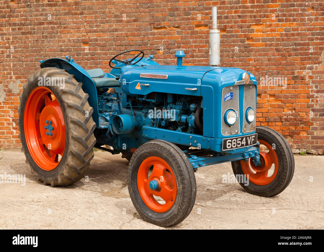 Vintage blaue traktoren -Fotos und -Bildmaterial in hoher Auflösung – Alamy