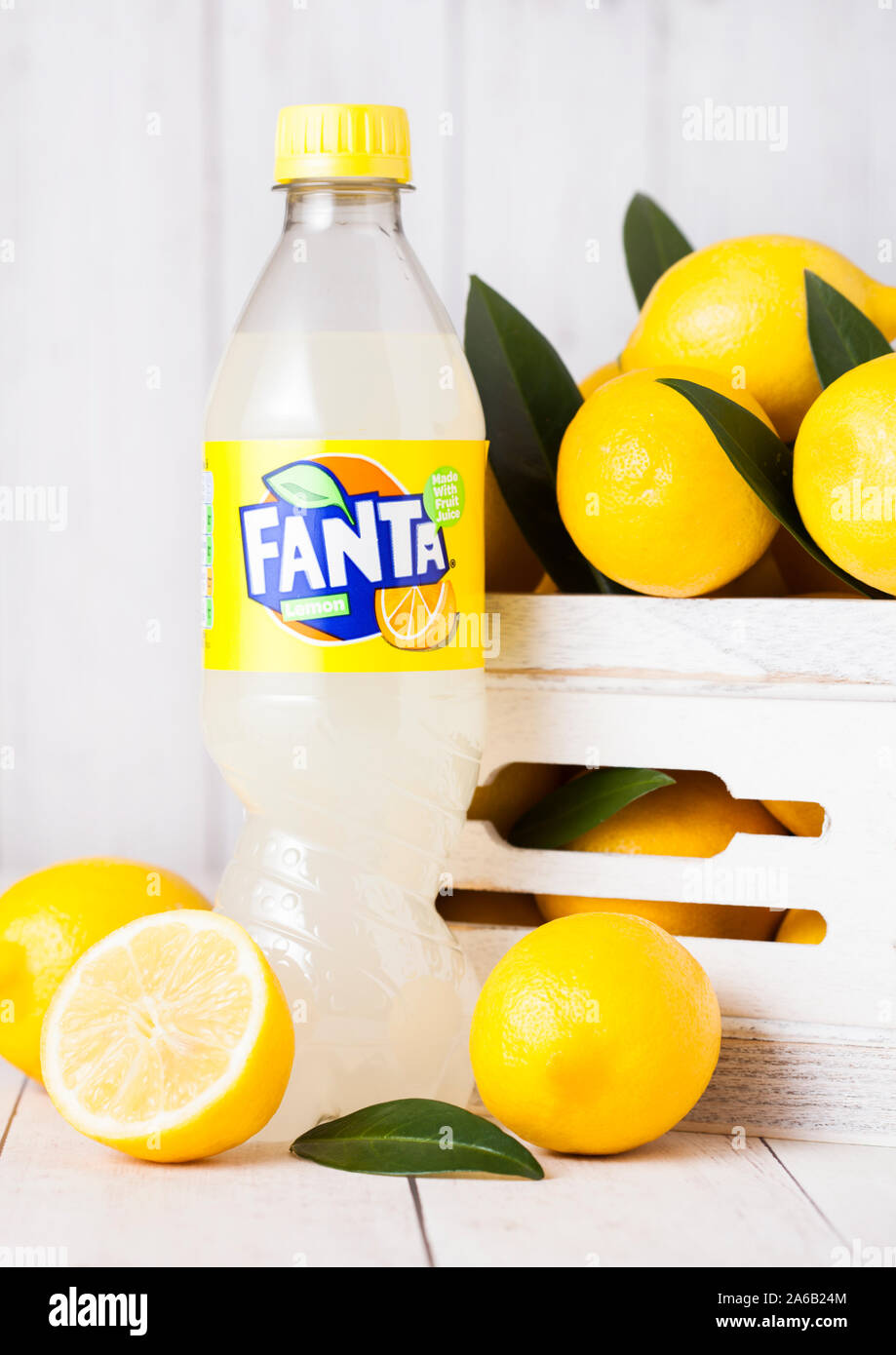 LONDON, Großbritannien - 27 April, 2018: Kunststoff Flasche Fanta Lemon ...