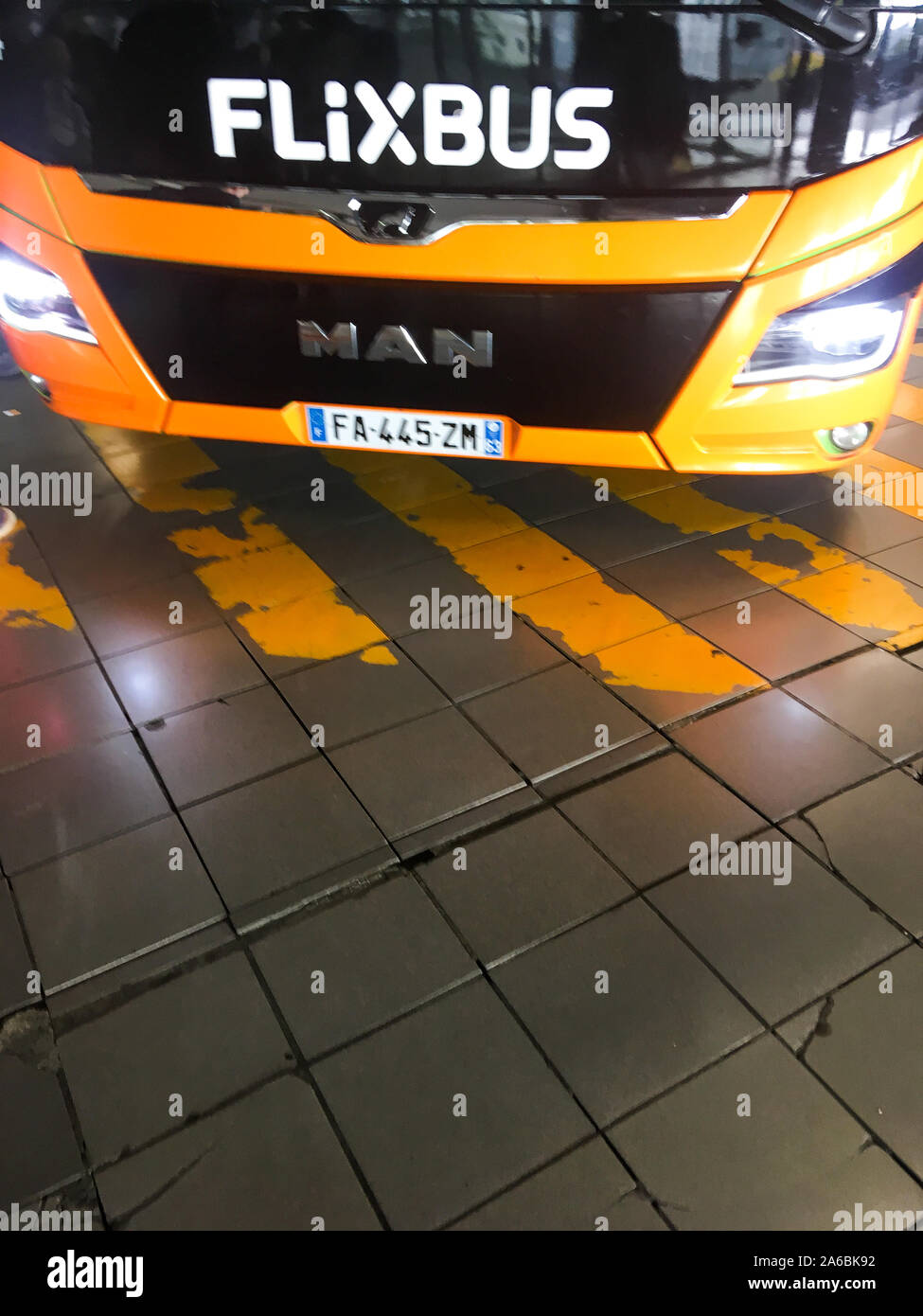Flixbus am Busbahnhof Bahnhof Perrache, Lyon, Frankreich ...
