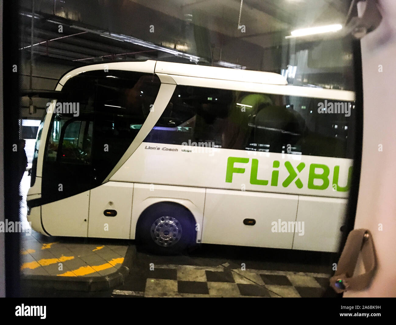 Flixbus am Busbahnhof Bahnhof Perrache, Lyon, Frankreich ...