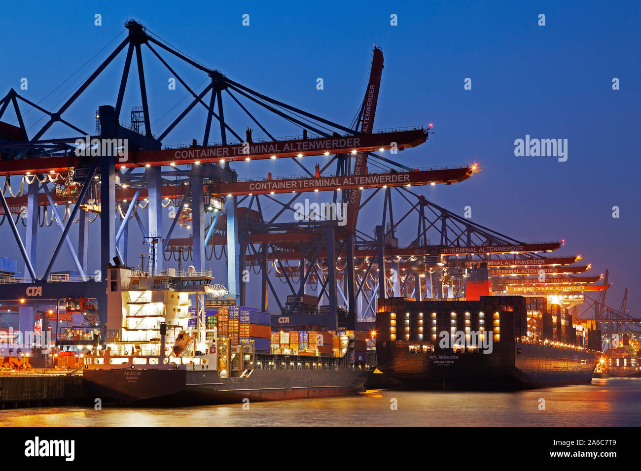 Containerschiffe am Container Terminal Altenwerder im Hamburger Hafen ...