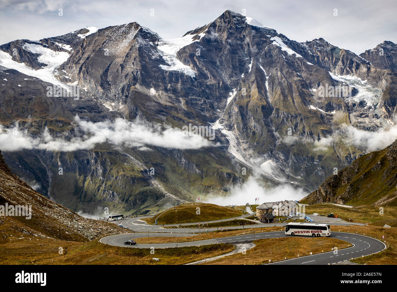 Alpine pass bus -Fotos und -Bildmaterial in hoher Auflösung – Alamy