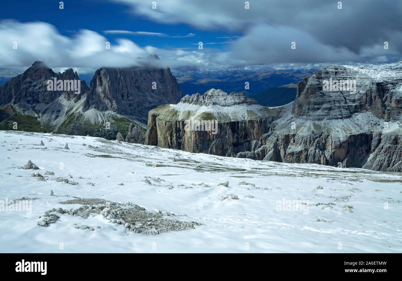 Der Blick von der Spitze des Sass Pordoi in die italienischen Dolomiten ...