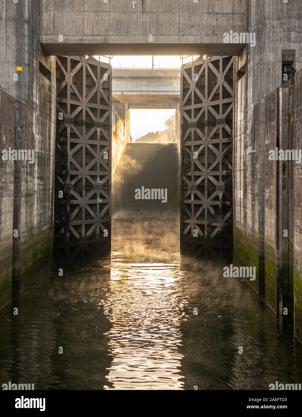 Aus massivem Holz Schleusentore öffnen die Nebel von Sonnenaufgang am ...