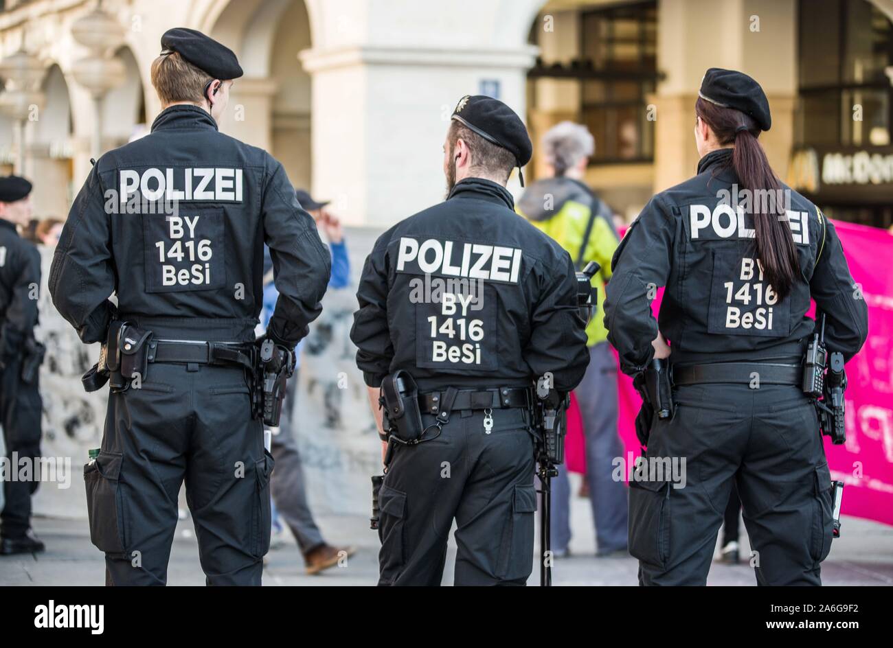 Polizeiuniform bayern -Fotos und -Bildmaterial in hoher Auflösung – Alamy