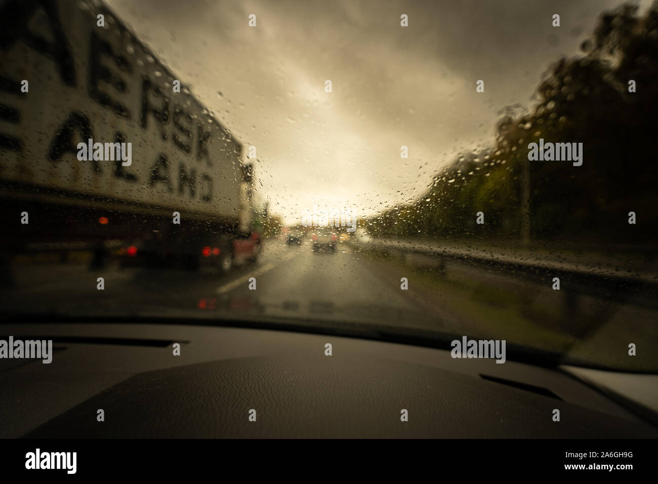 Schwere Regenschutzscheibe Stockfotos und -bilder Kaufen - Alamy