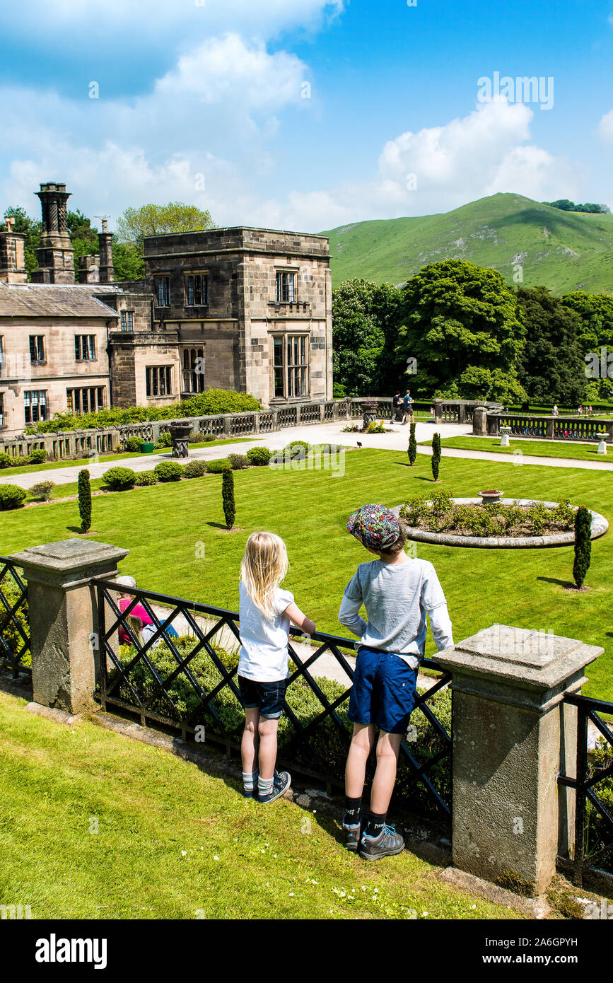 Kinder und Familien genießen Sie einen Tag im Ilam Hall, durch die ...