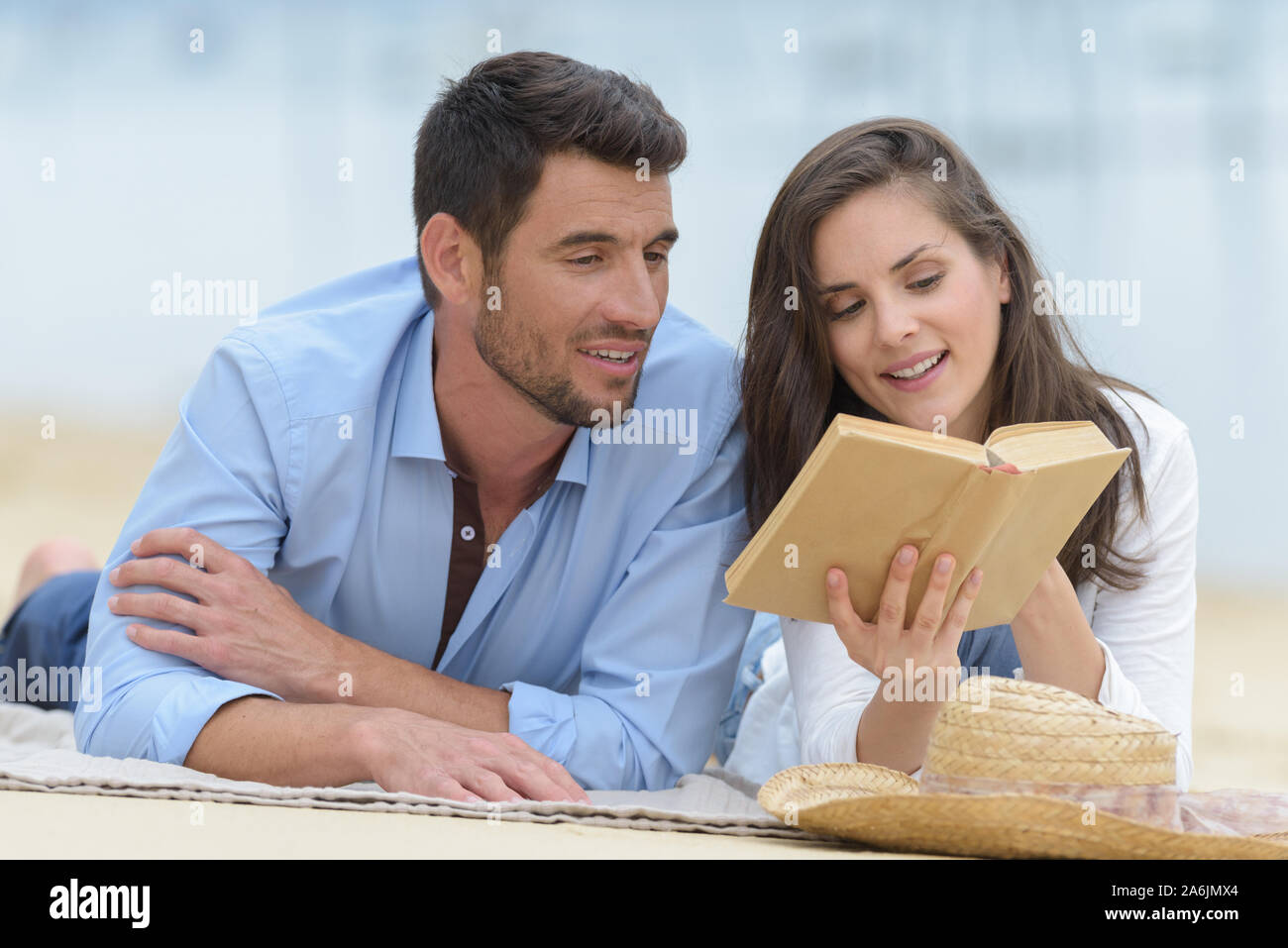 Junge flirt paar strand flirten -Fotos und -Bildmaterial in hoher ...
