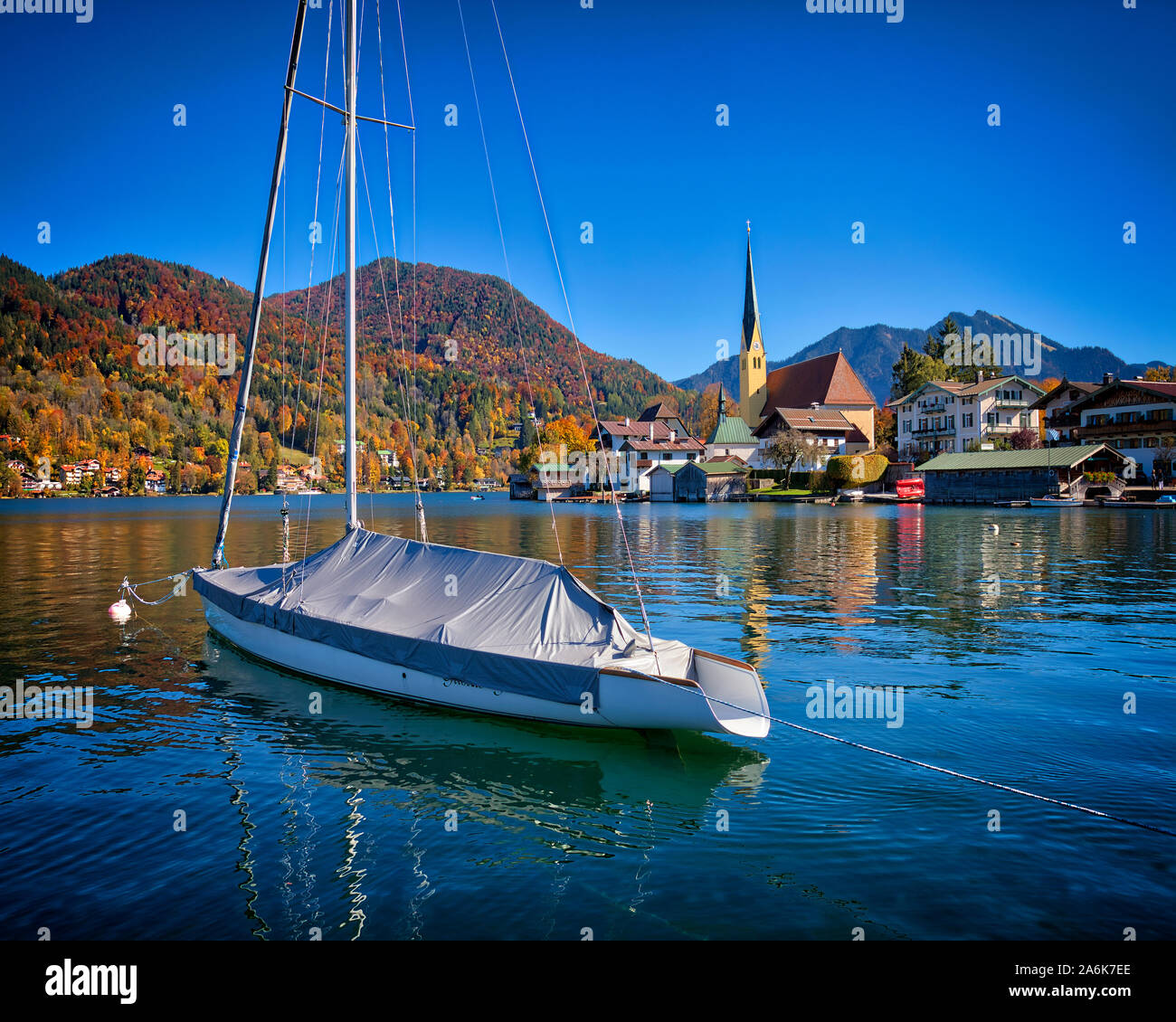 DE - Bayern: Dorf der Rottach Egern und Kirche St. Laurentius entlang ... DE - Bayern: Dorf der Rottach Egern und Kirche St. Laurentius entlang ...