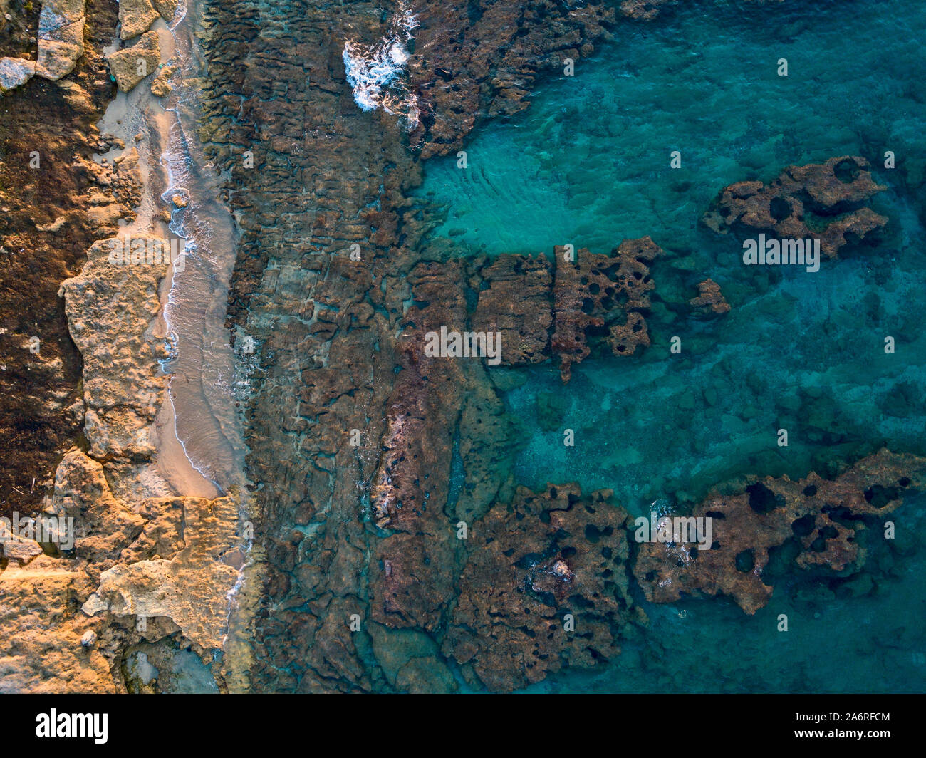 Luftaufnahme von Felsen im Meer. Überblick über den Meeresboden von ...
