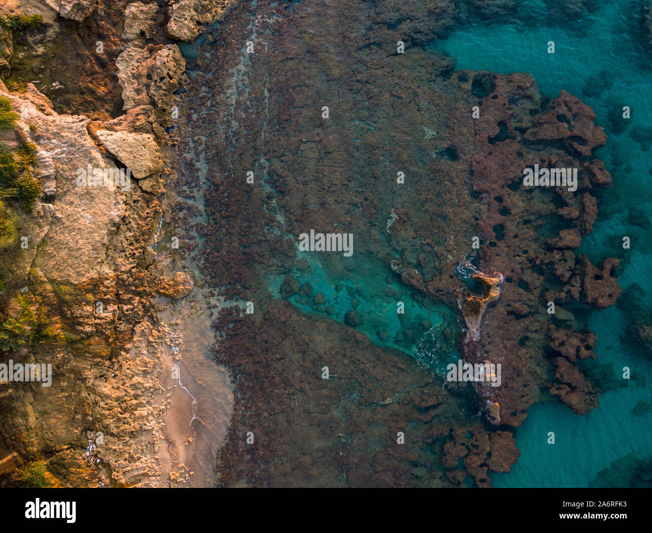 Luftaufnahme von Felsen im Meer. Überblick über den Meeresboden von ...