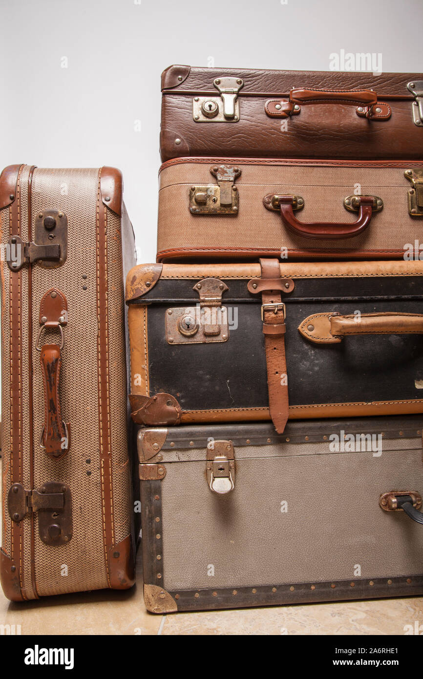 Alte, retro, Koffer liegen auf dem Tisch mit weißem Hintergrund ...