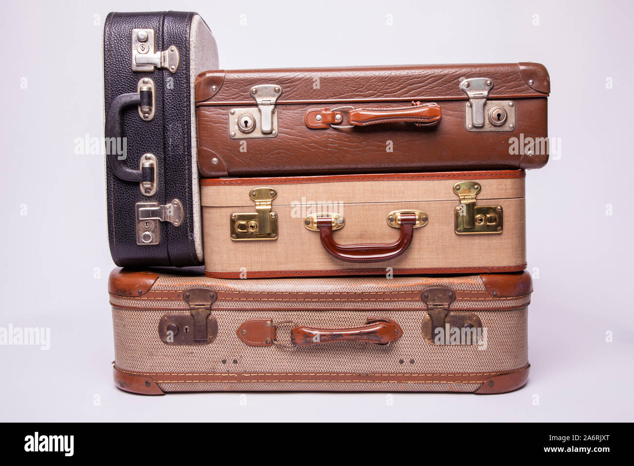 Alte, retro, Koffer liegen auf dem Tisch mit weißem Hintergrund ...