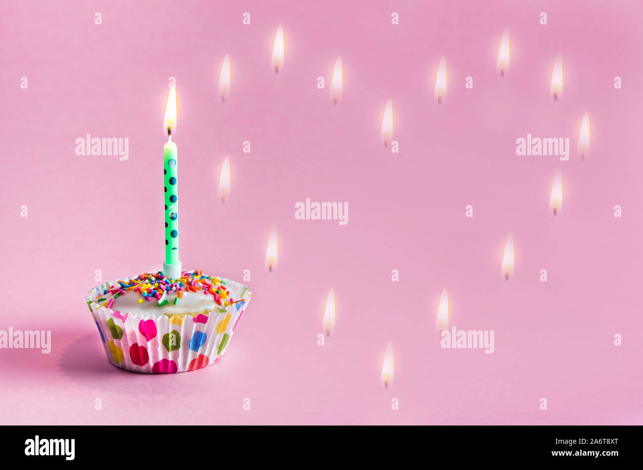 Herzlichen Glückwunsch. Muffin, cupcake mit einer Kerze. Urlaub Geburtstag. Kopieren Sie Raum ...