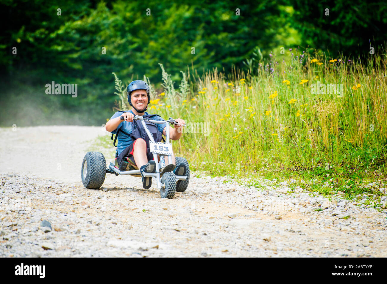 Menschen gehen bergab -Fotos und -Bildmaterial in hoher Auflösung – Alamy