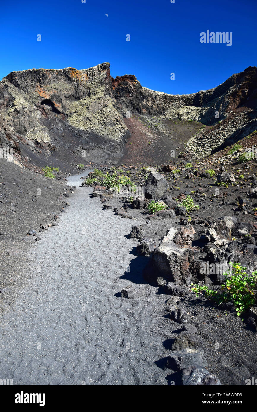 In einem Pfad, der Vulkan El Cuervo auf Lanzarote, einer der wenigen ...