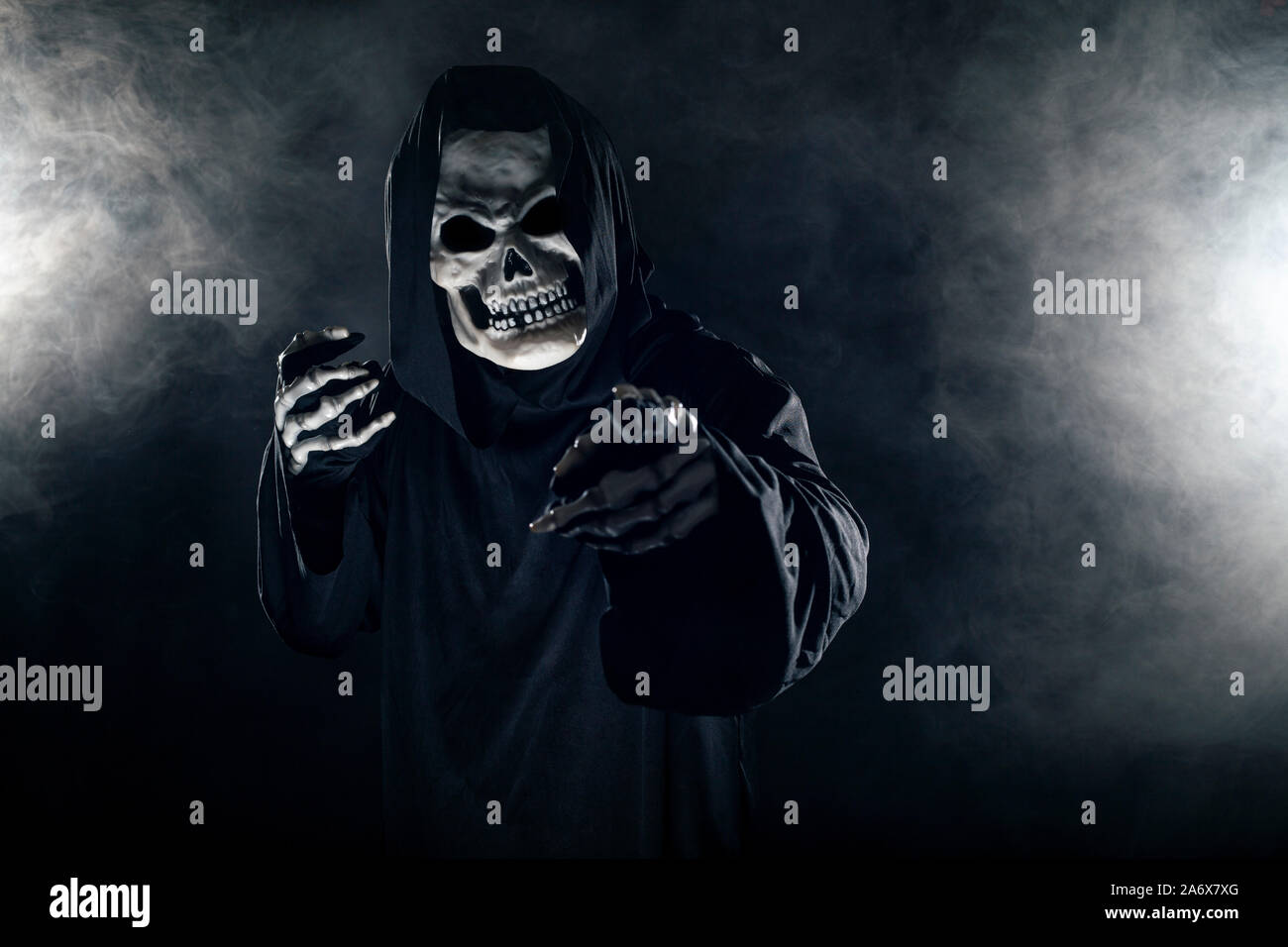 Scary suchen Sensenmann ghost aus dem Nebel Nebel kommen. Die ...