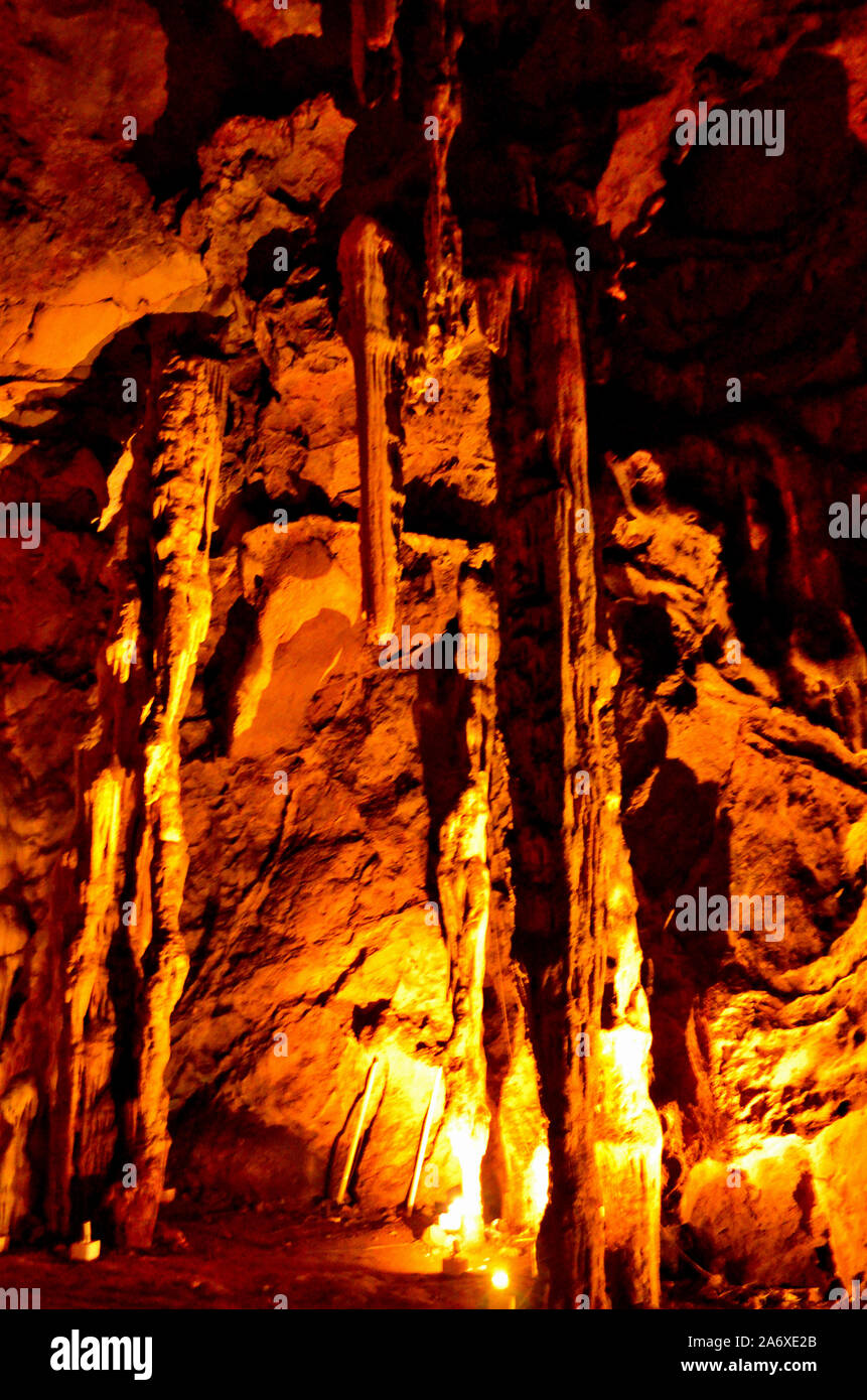 Stalaktiten, die von der Decke hängen von der Khao Luang Höhle ...