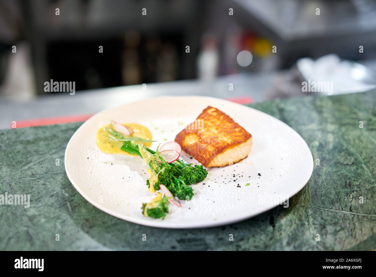 Das fertige Gericht in einem Restaurant Küche. Lachs Filet und Steak ...