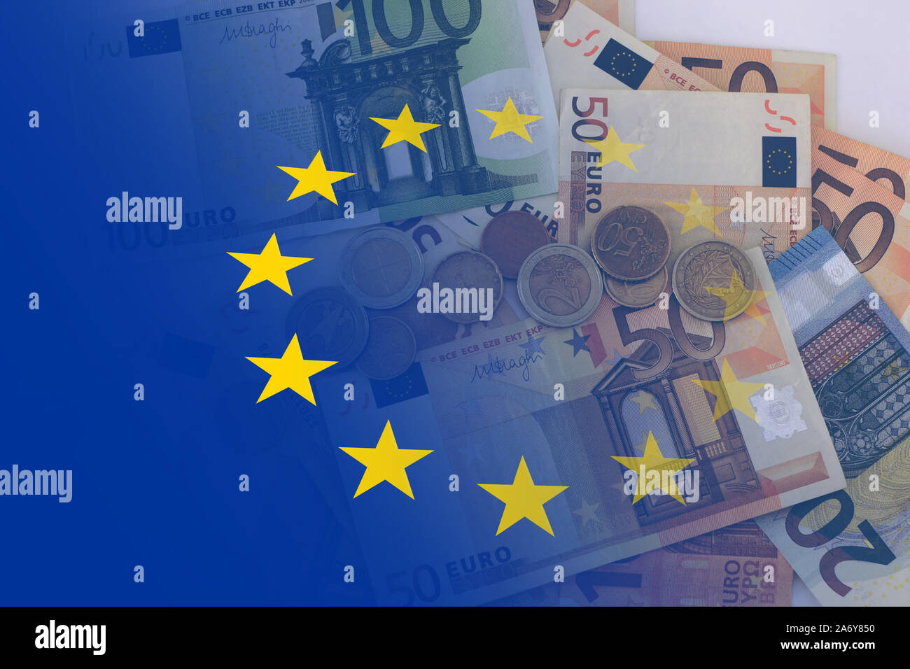 Europa Fahne mit Euro-Banknoten und -Münzen als Hintergrund ...