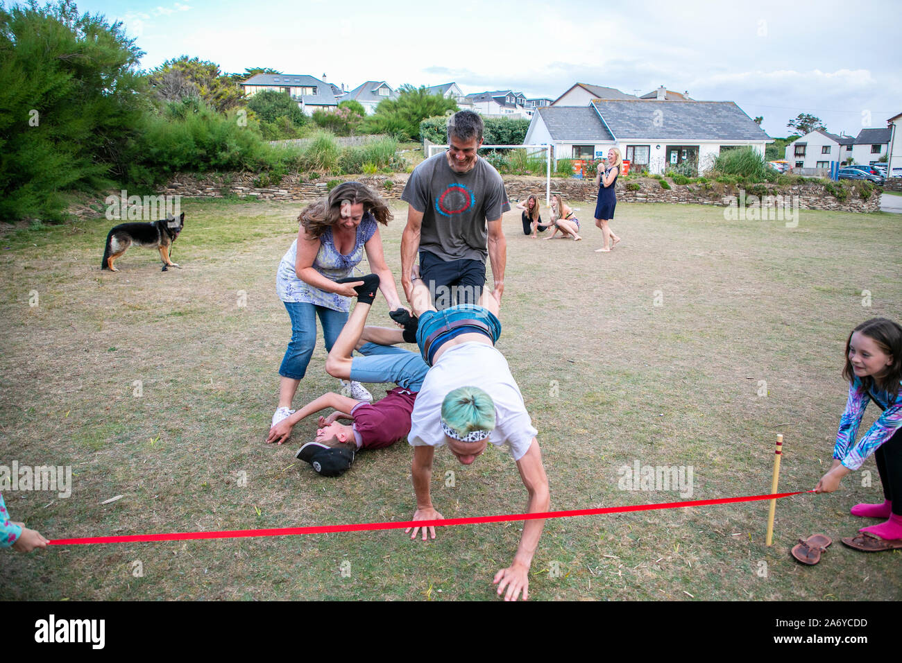 Kinder spaß am strand -Fotos und -Bildmaterial in hoher Auflösung – Alamy