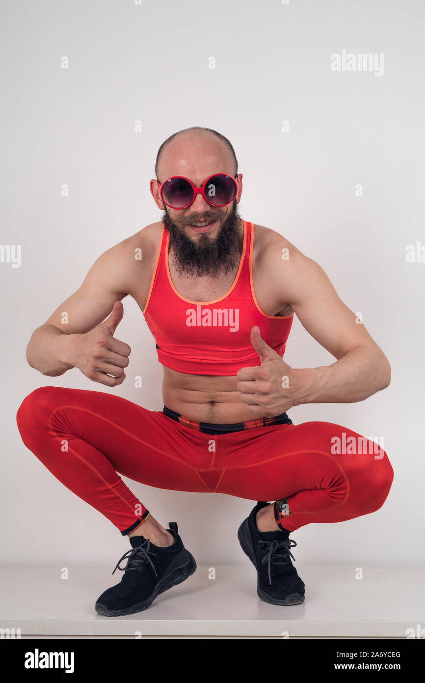 Ein cooler Typ mit einem Daumen hoch sitzend auf seinem vouten in einem ...