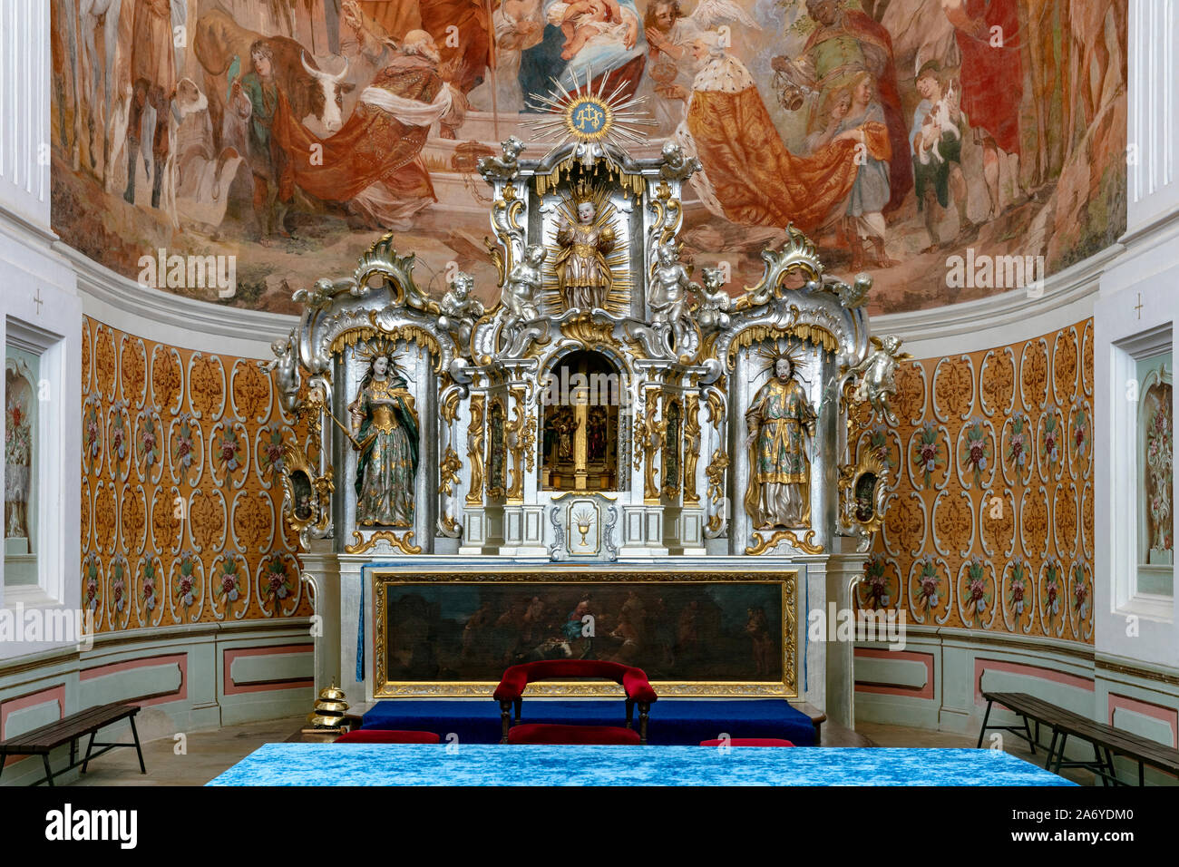 Altar leuchter -Fotos und -Bildmaterial in hoher Auflösung – Alamy