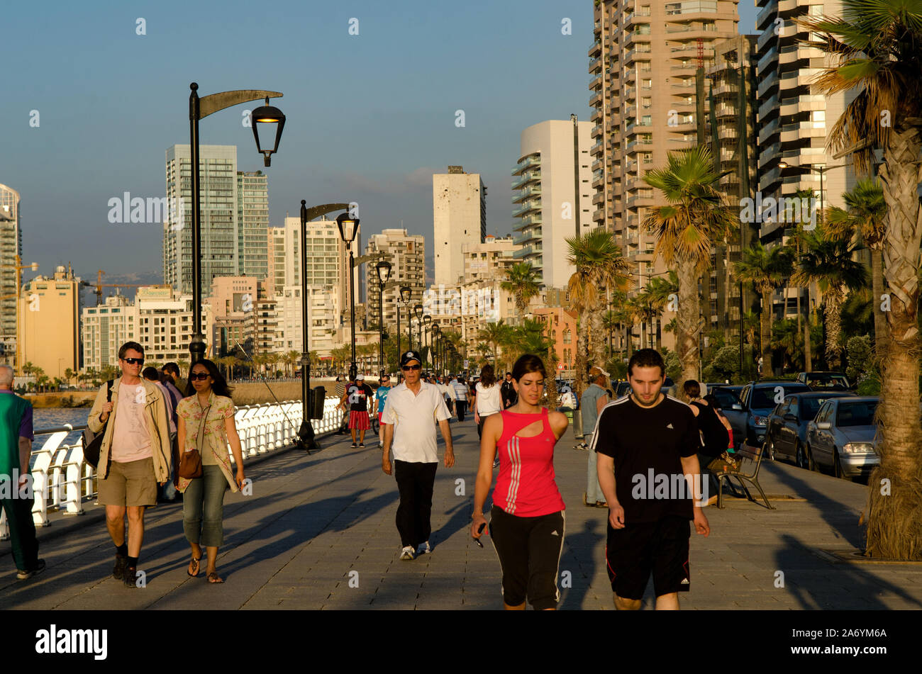 Beirut Corniche ein palm Promenade neben dem Mittelmeer, wo die ...